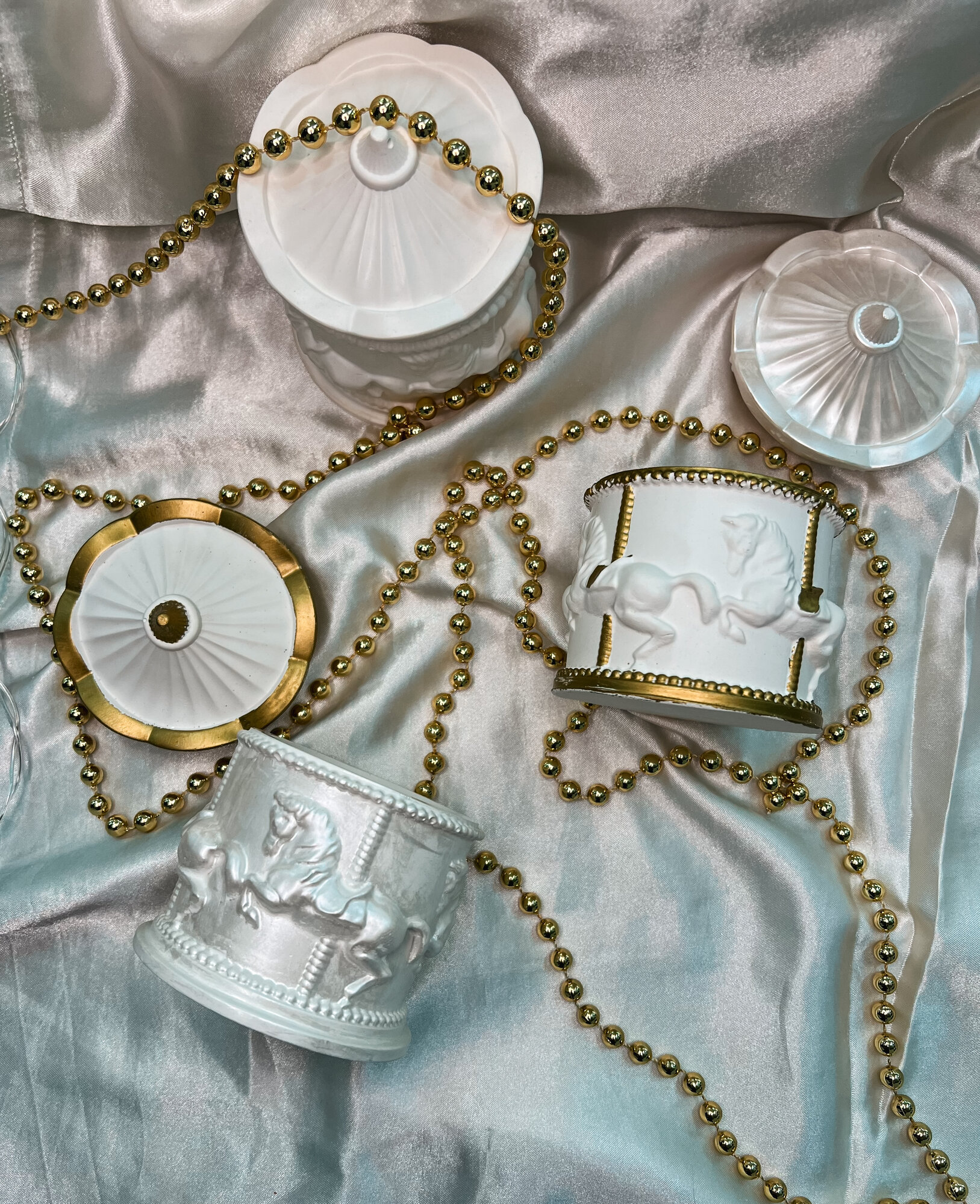 Шкатулка сувенирная ручной работы "Карусель с лошадками", гипс, 10x8x6 см, белая