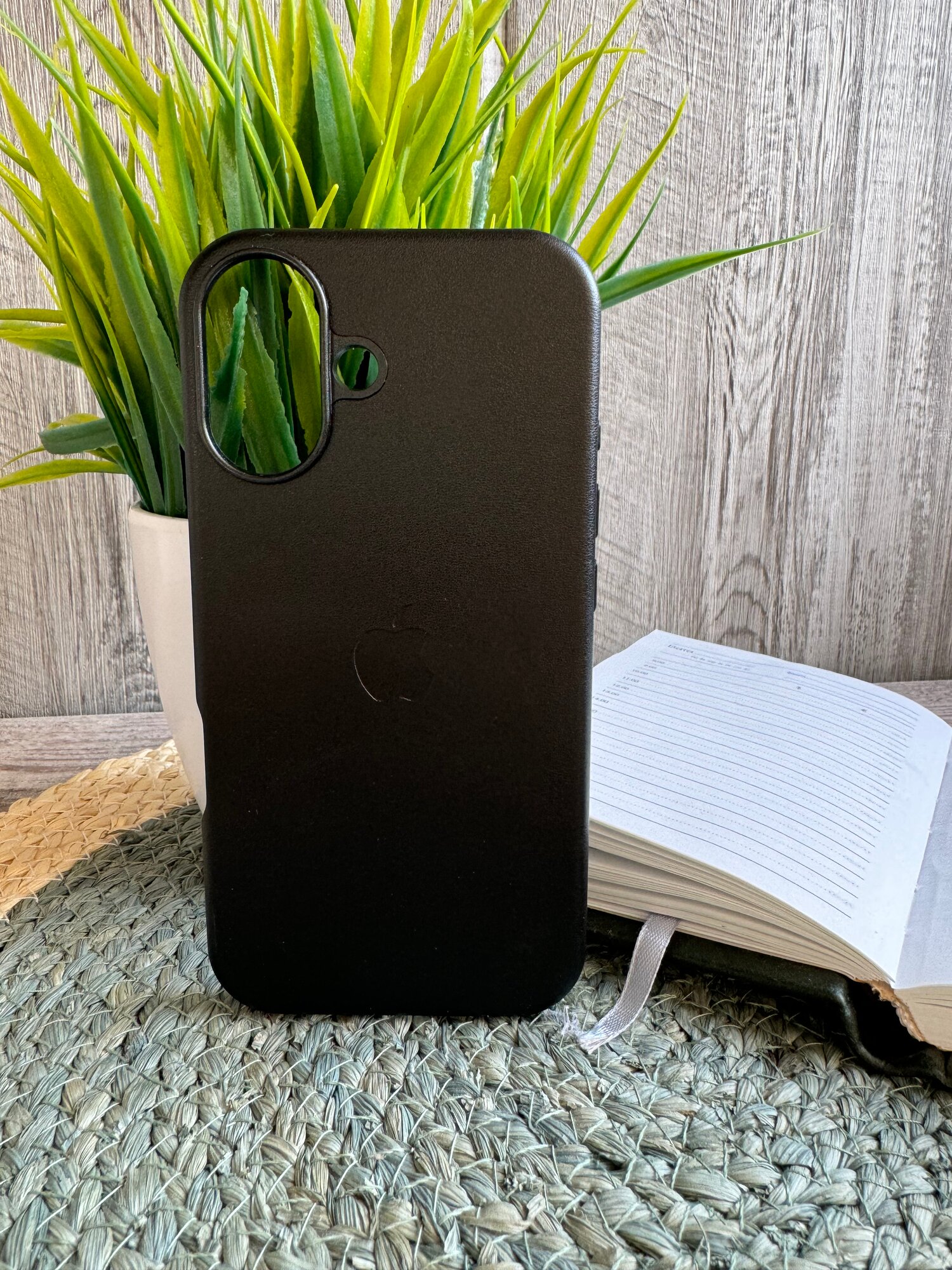 Чехол черный для IPhone 16 Leather Case с поддержкой функции беспроводной зарядки и анимацией