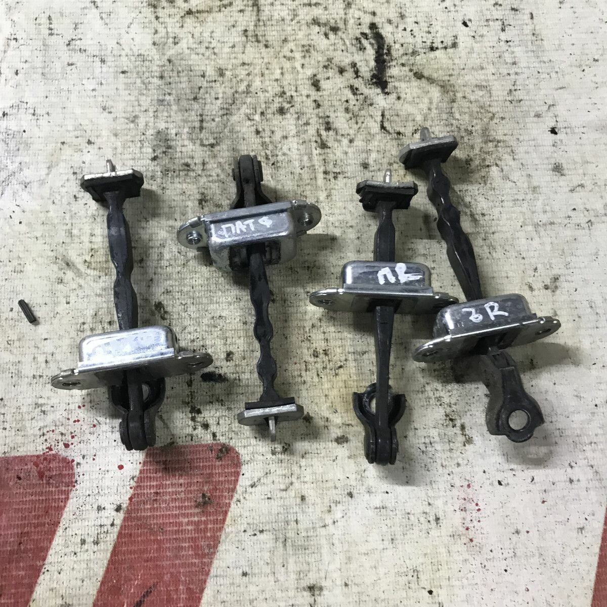 Ограничитель двери Nissan Pathfinder III (2004—2010) 82430ZP80A