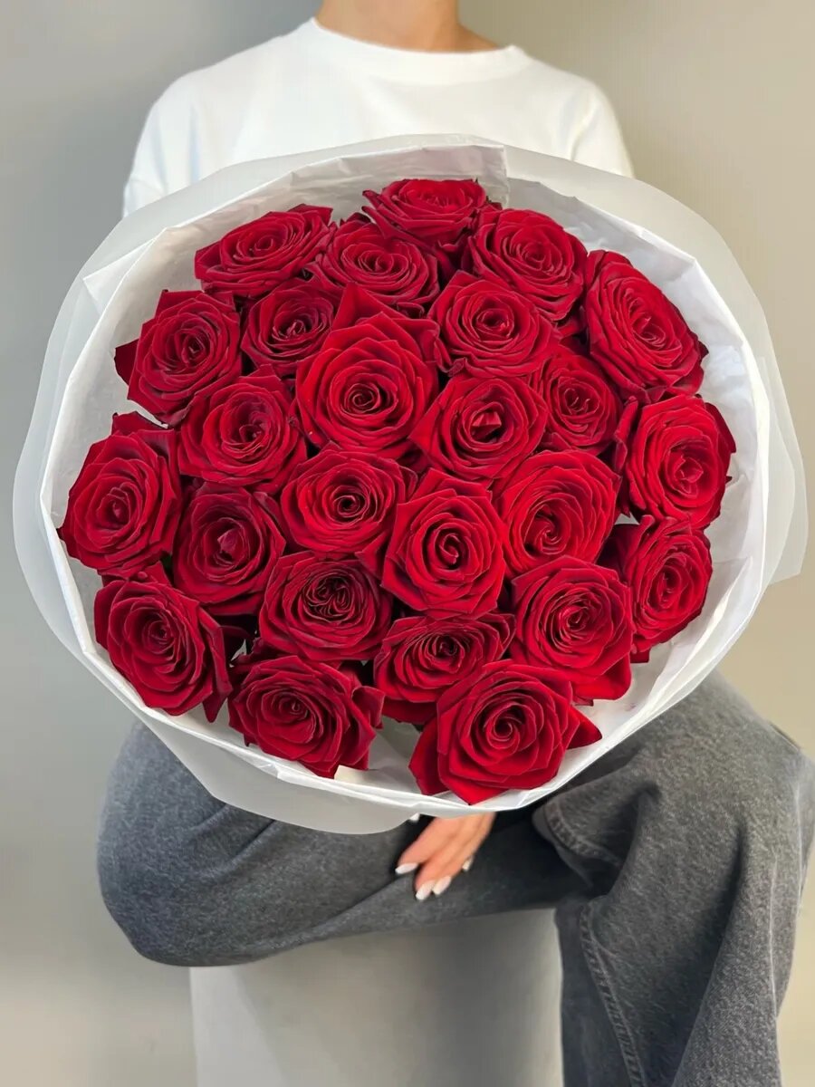Моно букет красных роз 25шт, в дизайнерской упаковке, 50см высота