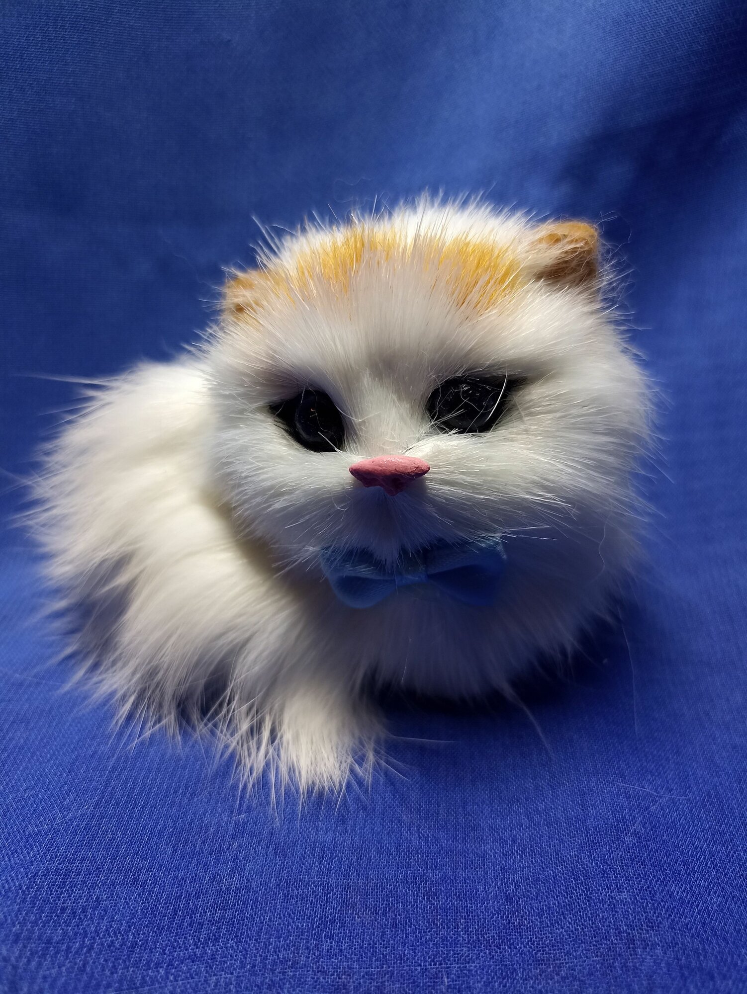 Декоративная фигурка Котенок с синим бантиком из натурального меха 7х6х4 см