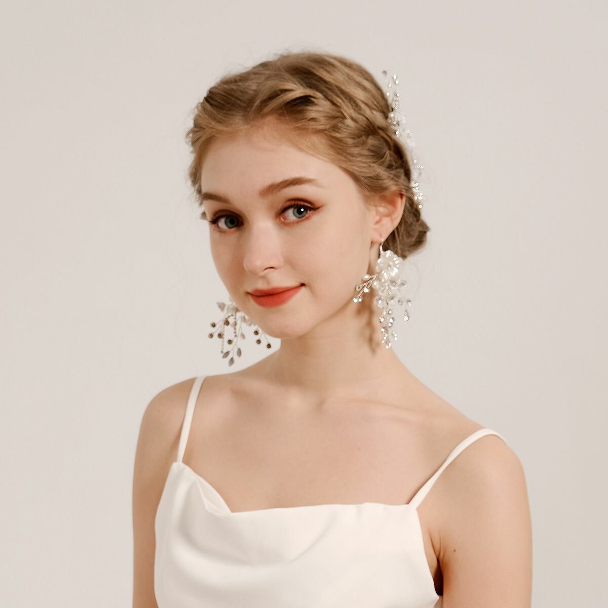 Серьги-подвески с цветком, искусственным жемчугом и стразами | Серебристые вечерние серьги для невесты