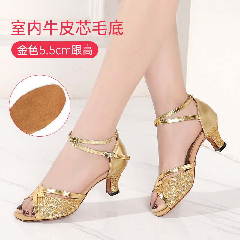 Спортивные туфли