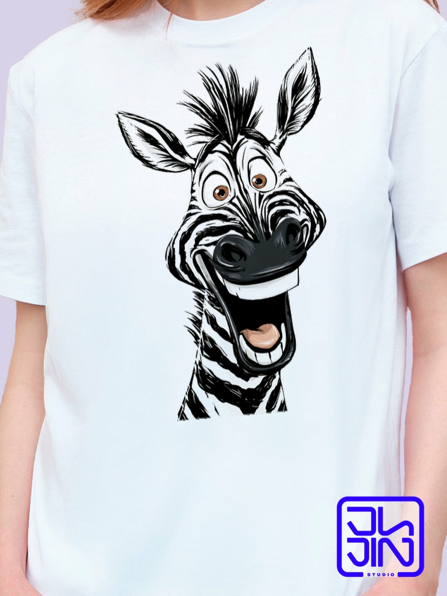 Футболка классическая женская с авторским принтом Смешная веселая зебра в черно белых полосках, оригинальная черная и белая, белый хлопковый трикотаж с прикольным рисунком на груди