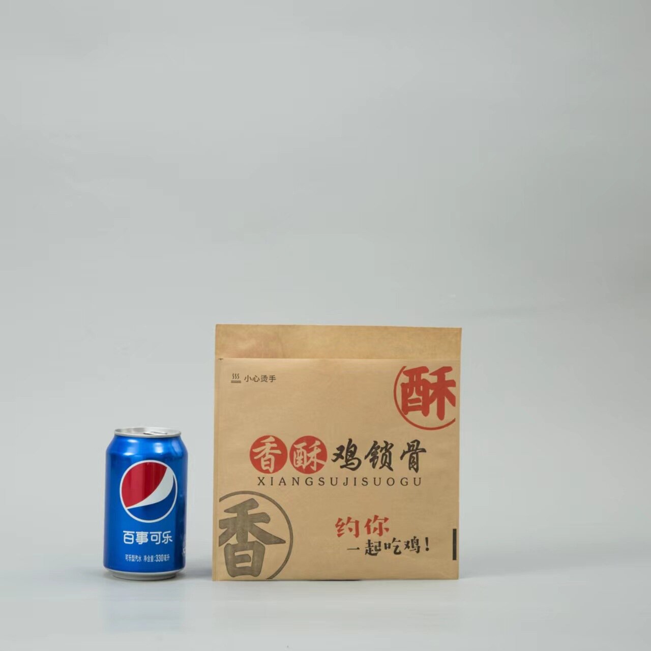 В наличии хрустящие куриные наггетсы в бумажном пакете, жареное куриное мясо с булочкой, готовый к употреблению закуска, маслостойкий пакет, бумажный пакет для куриных костей