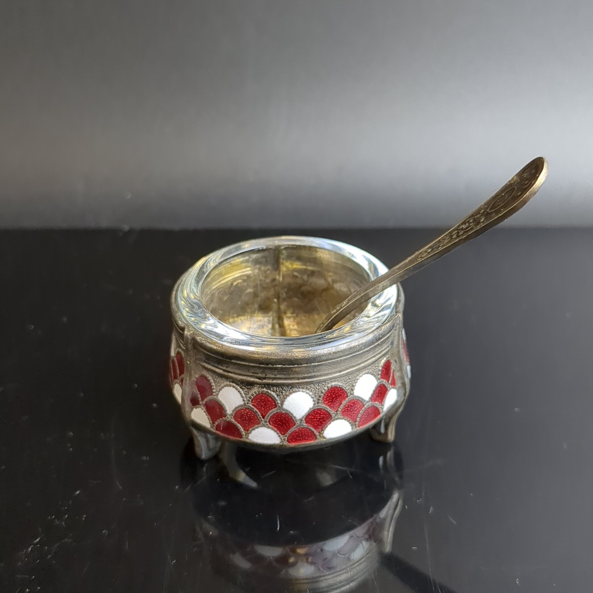 Солонка с декором в виде чешуи и ложкой , мельхиор (медь-никель), цветные эмали, стекло. Мстерский завод художественных изделий «Ювелир», СССР, 1970-1990 гг