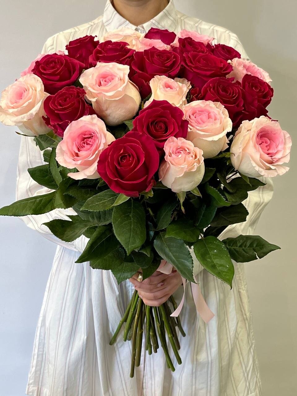 Букет из малиновых и розовых роз «Альпака» - 11 шт