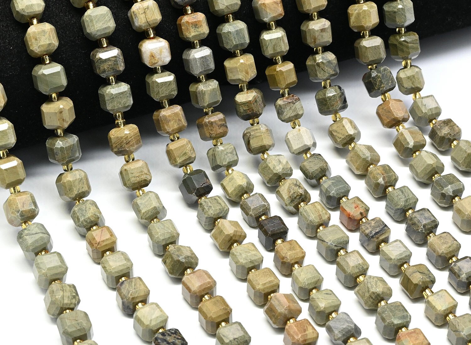Бусины из яшмы кубик с гранями 8*8мм, 39см, 36 бусин .