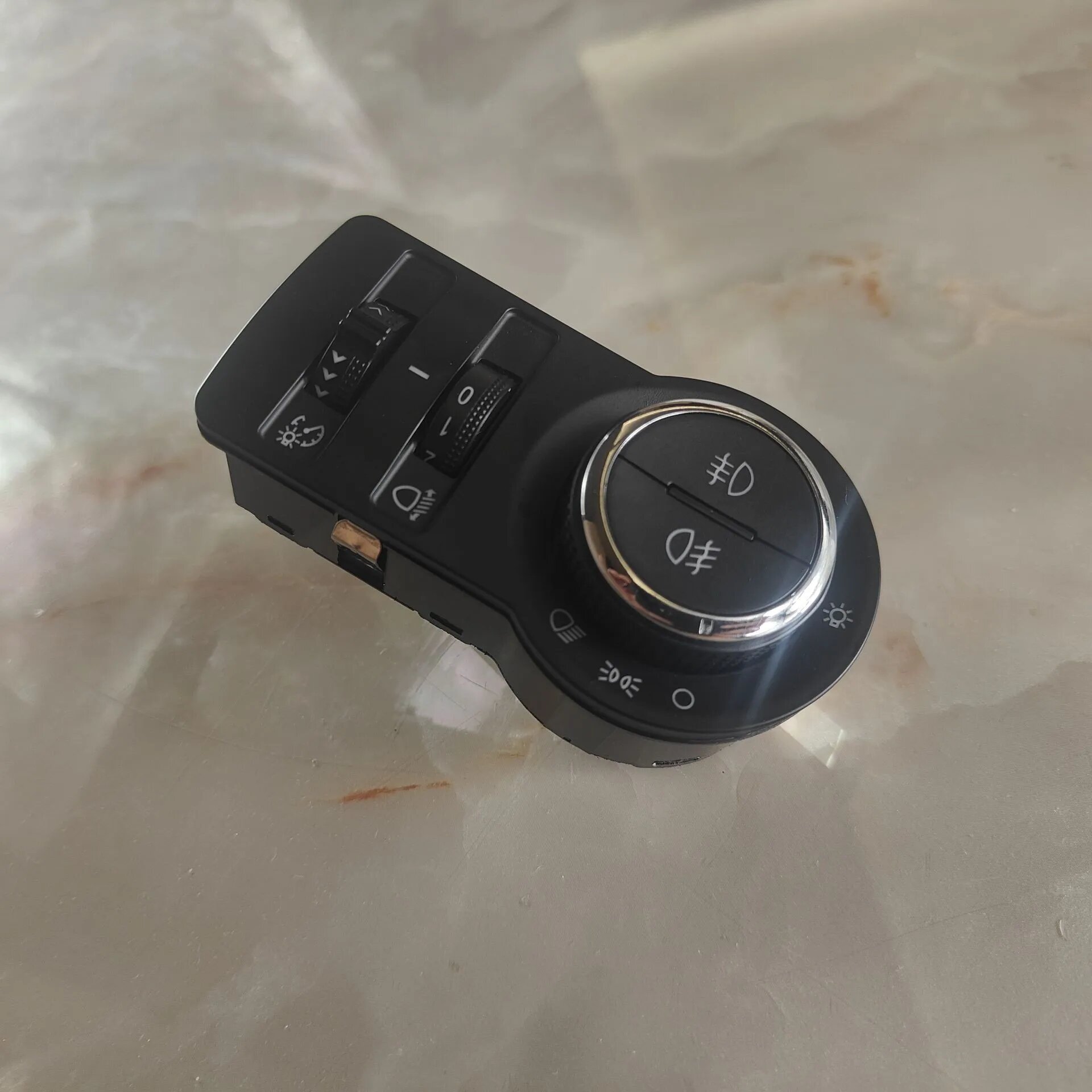 Переключатель противотуманных фар Chevrolet Cruze Opel Astra 13301749