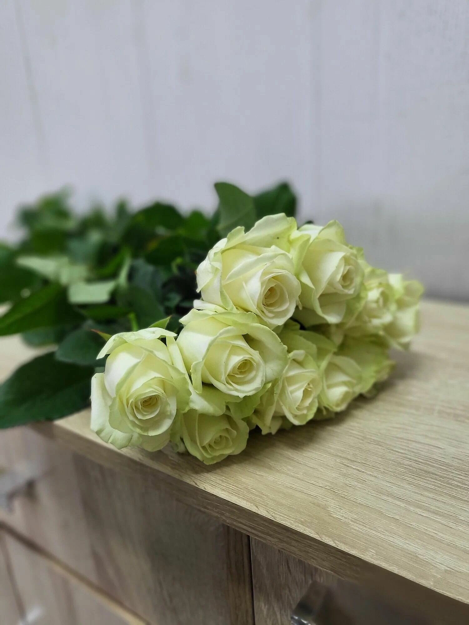 Белые розы Россия, букет живых цветов 50 см, 9 штук с лентой