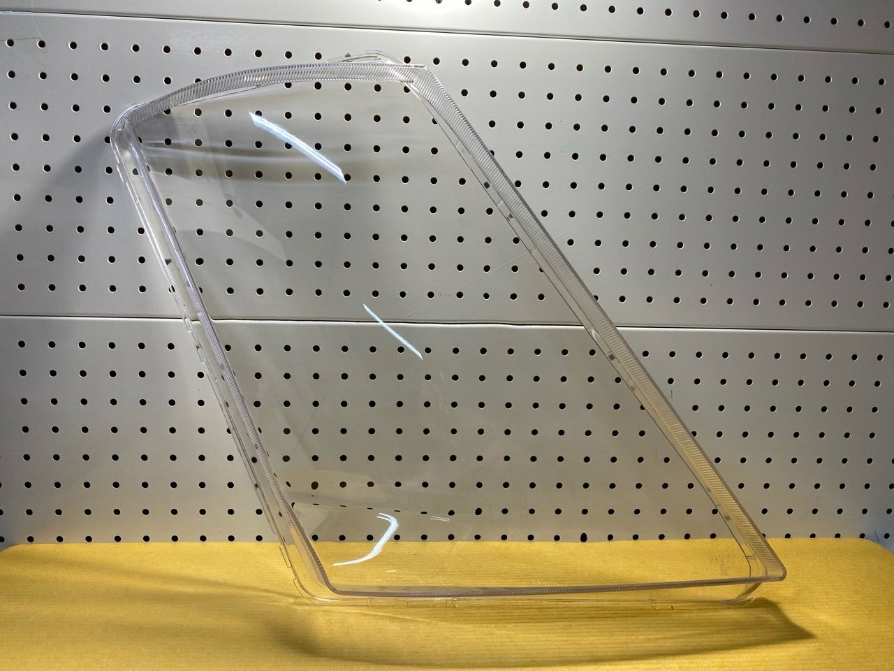 Стекло фары правое (сторона пассажира) Volvo FH4 FM4 Вольво