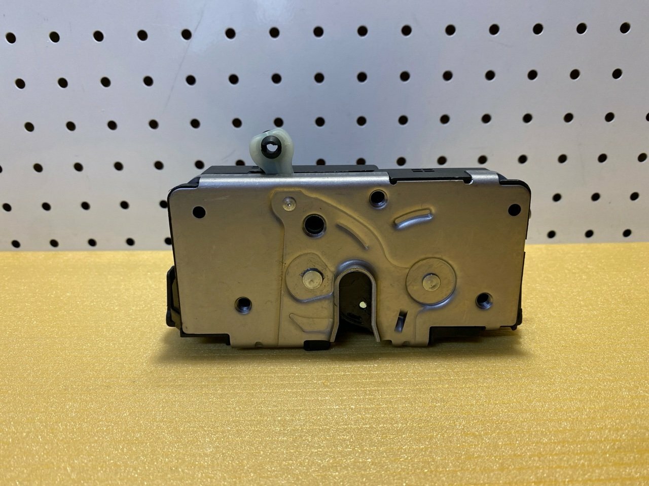 Замок двери мерседес актрос МП4 МП5 КАМАЗ 54901 правый (MERCEDES ACTROS MP4 MP5 KAMAZ)