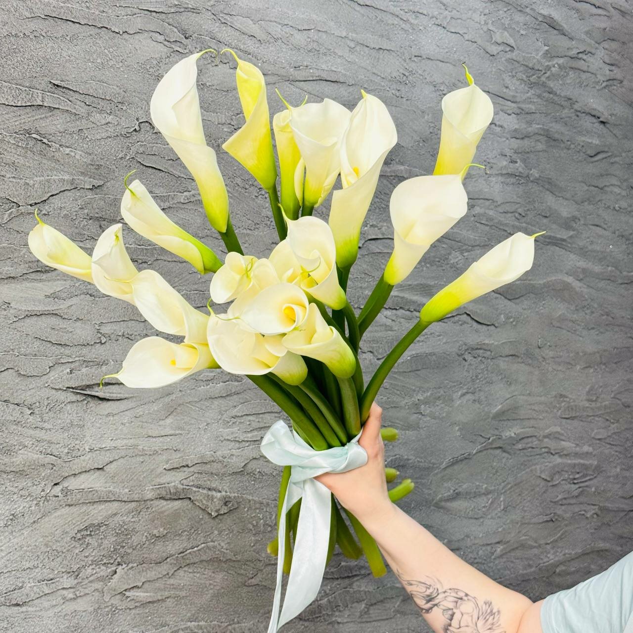 Каллы белые премиум 19 шт. Живые цветы для дома