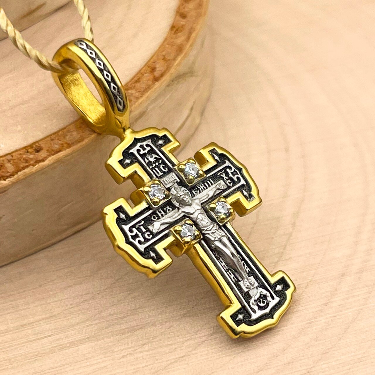 Крестик, серебро, 925 проба, оксидирование, золочение, чернение, фианит