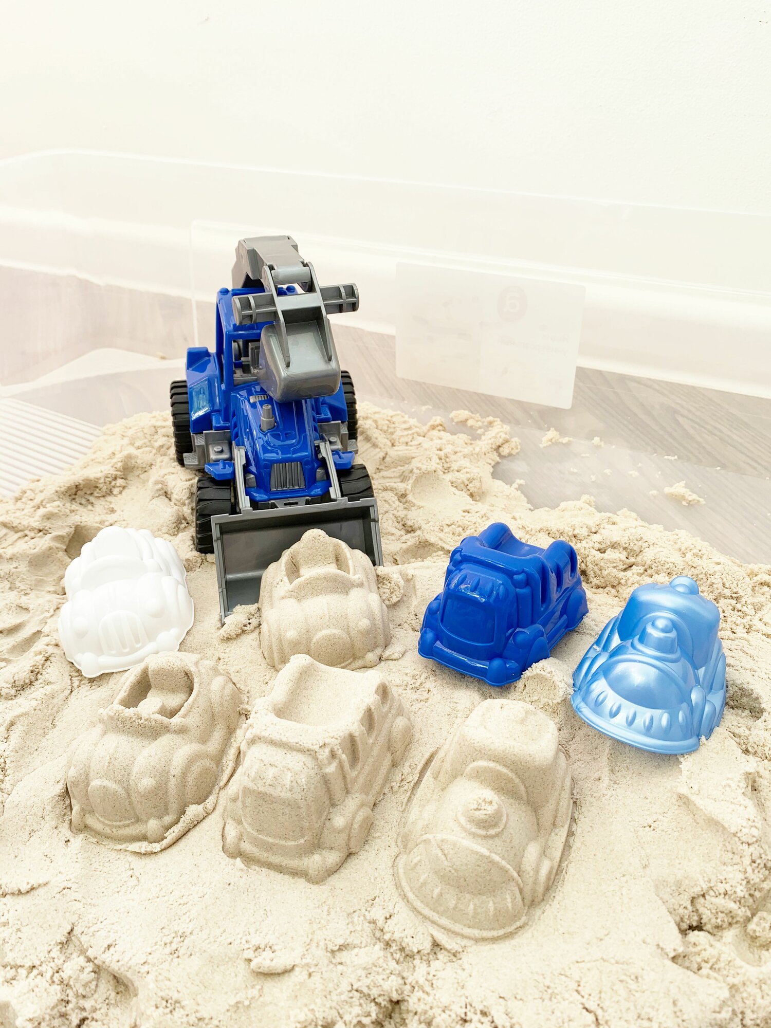 Набор для игры в песке: трактор 22 см и 3 формочки машинки / Нордпласт