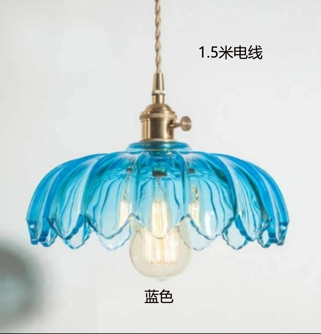 Стеклянная люстра в столовой