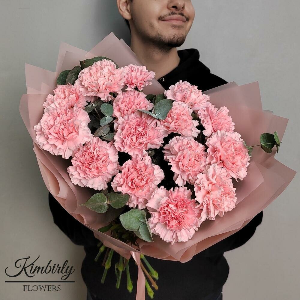 Букет живых цветов из 15 диантусов (гвоздик), эвкалипта, цвет розовый, нежный