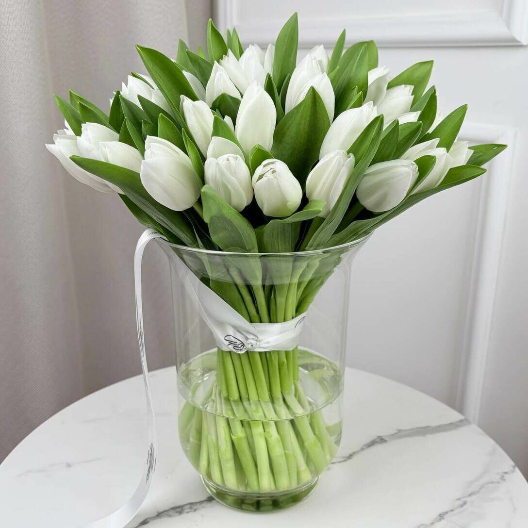 Букет из 51 тюльпана "White" в вазе