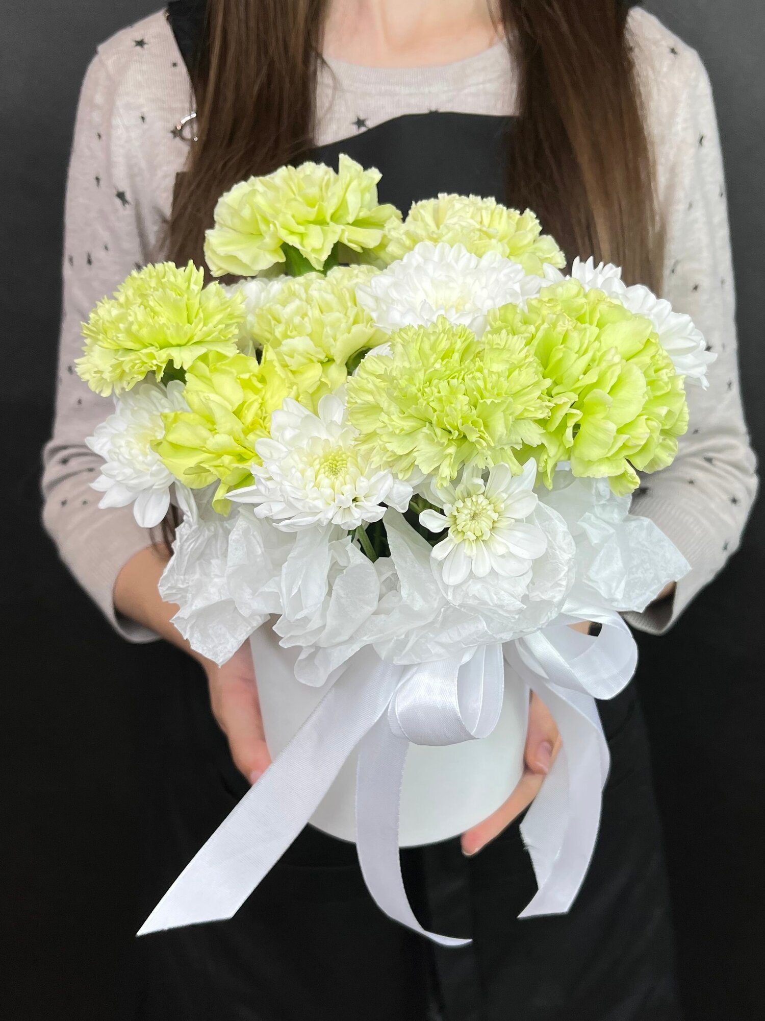 Цветы в коробке Meadow из кустовой хризантемы Алтай и диантусов Кантри