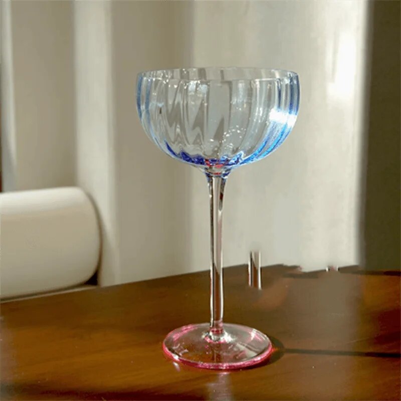 Стеклянный бокал для вина с вертикальными полосами