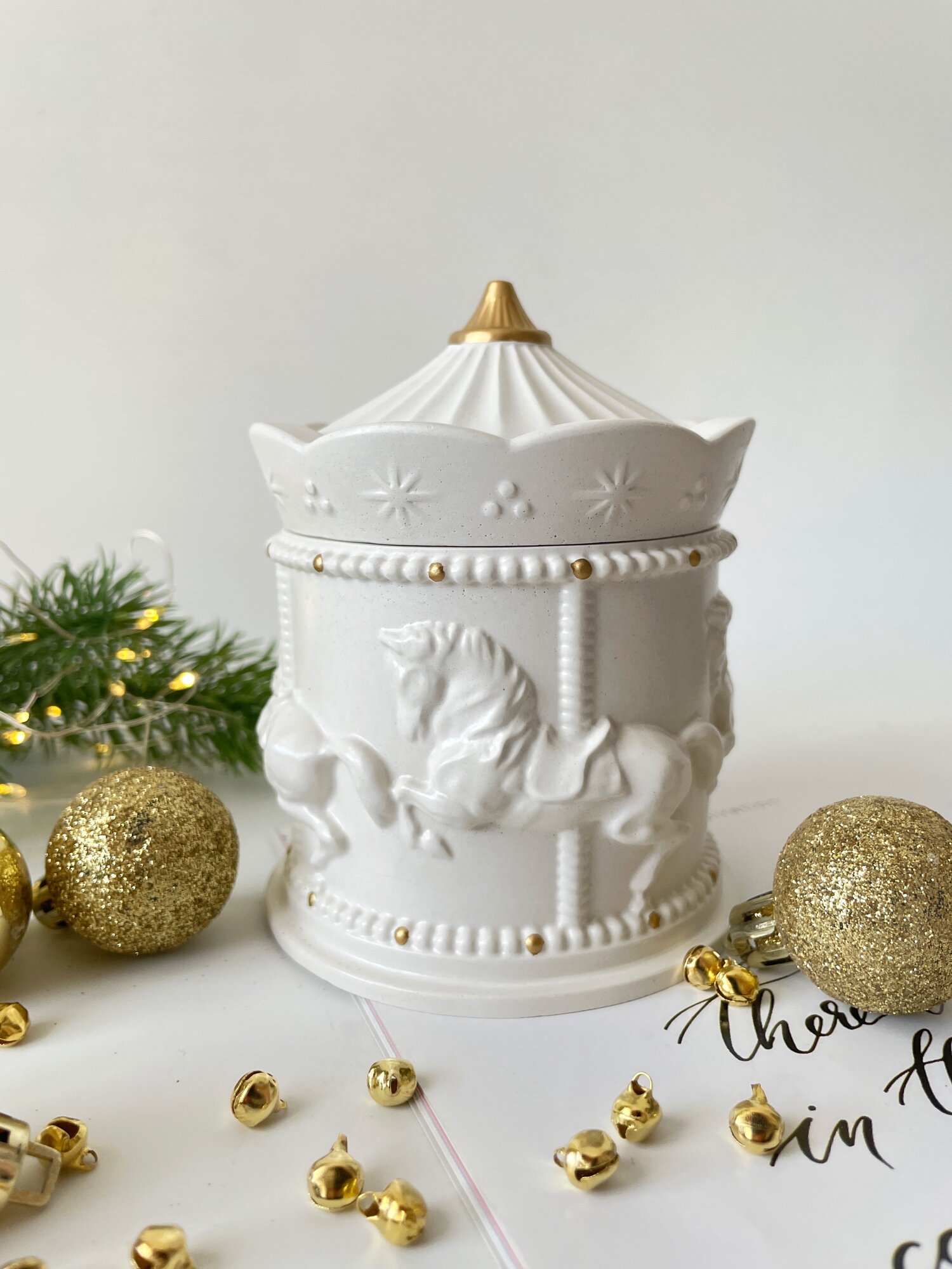 Шкатулка новогодняя "Карусель", бренд Aliicia, белая с золотыми элементами