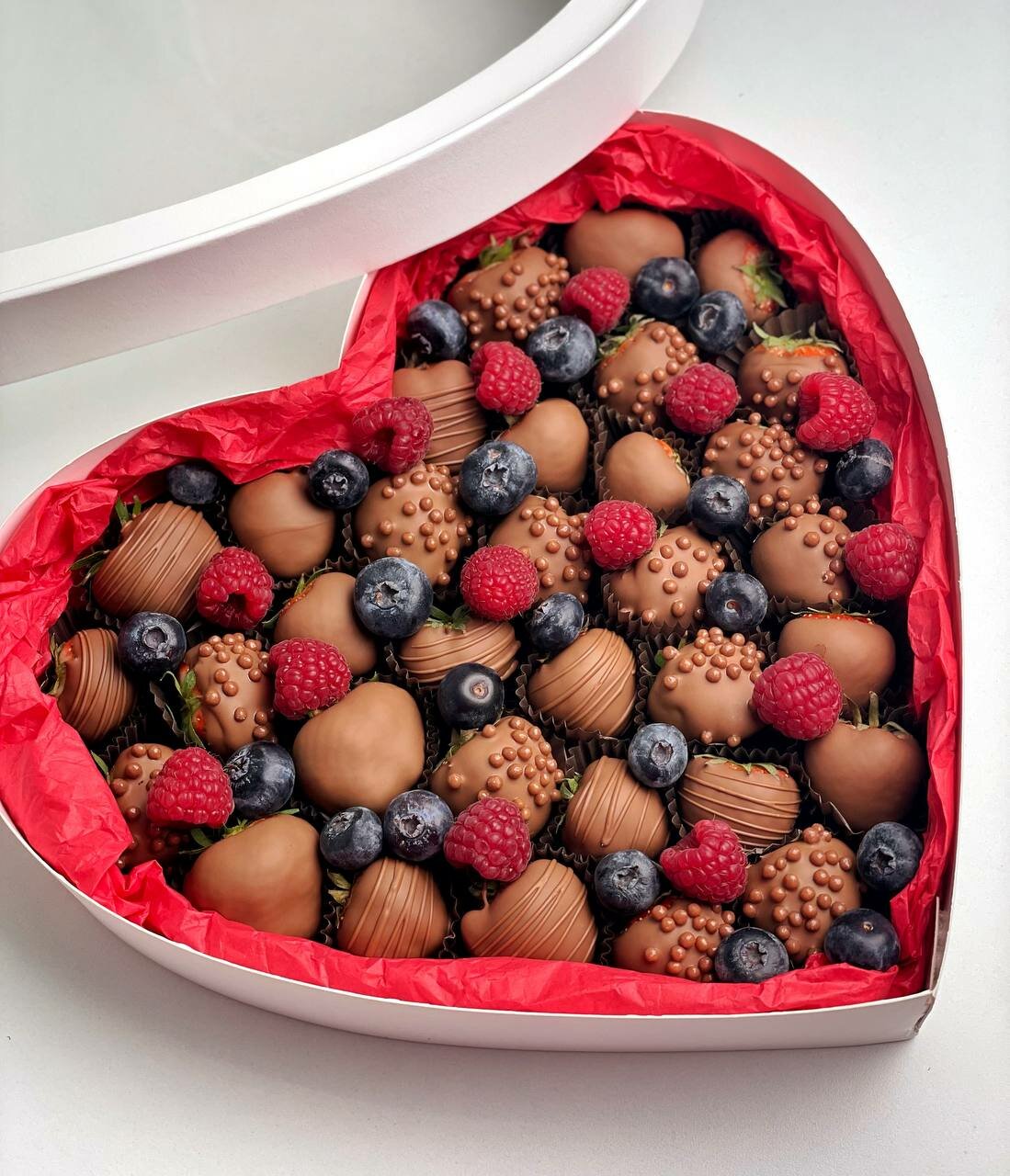 Клубника в шоколаде сердце "Лесные ягоды L" 20-30 ягод подарочный набор из ягод