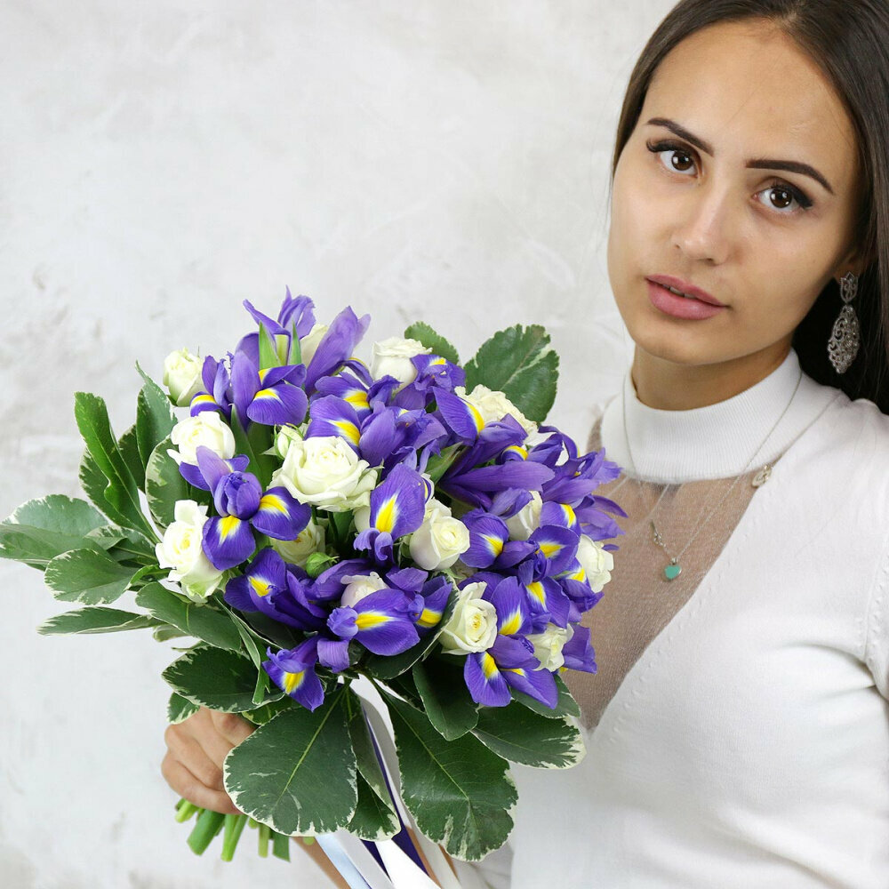 Букет Букет Маркет, ирисы, розы, питоспорум, 32см, под ленту