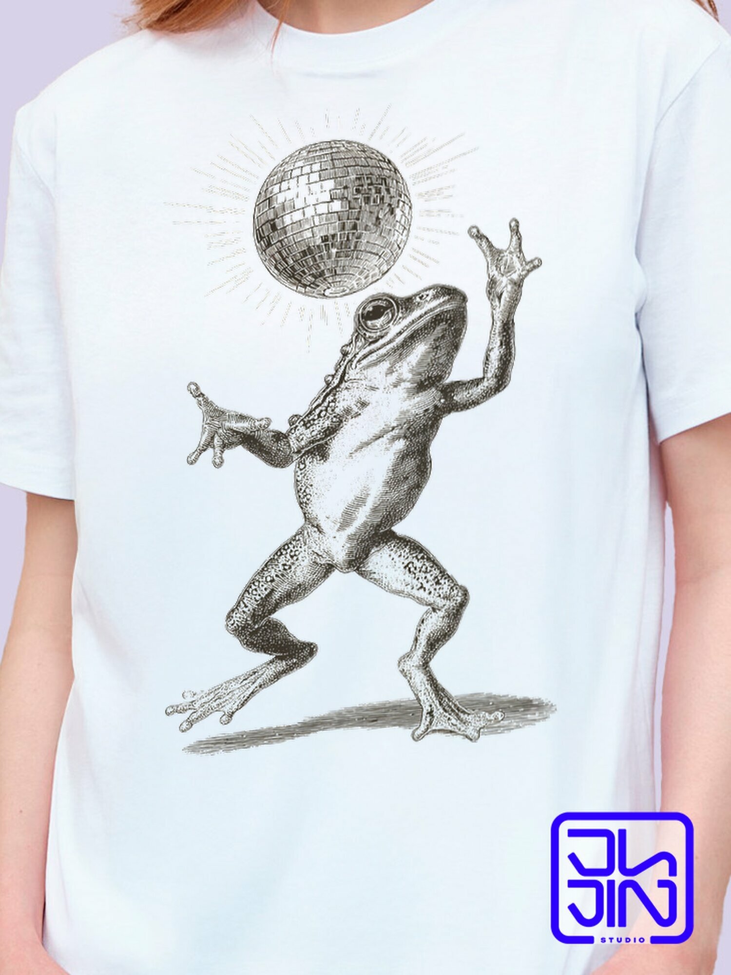 Футболка классическая женская с авторским принтом Веселая черно-белая лягушка в графитовом танце с блестящим диско шаром, белый хлопковый трикотаж с прикольным рисунком на груди