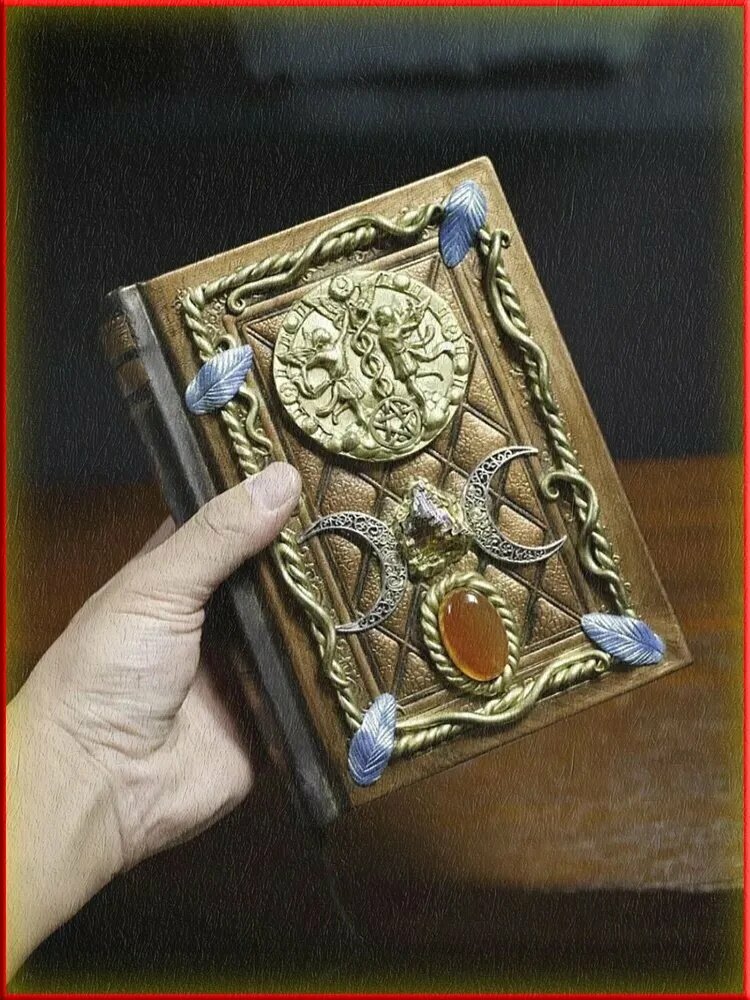 Колдовская книга из натуральной кожи ручной работы, размер 17.5x13.5x4 см, с инкрустацией агатом, горным хрусталём и висмутовой рудой, в сине-красно-коричневых тонах.