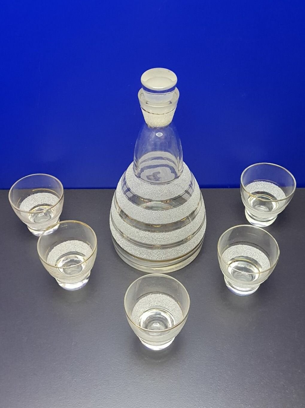 Винтажный графин (штоф) и 5 стопок, стекло, белая обсыпка, золочение, СССР 60-70е