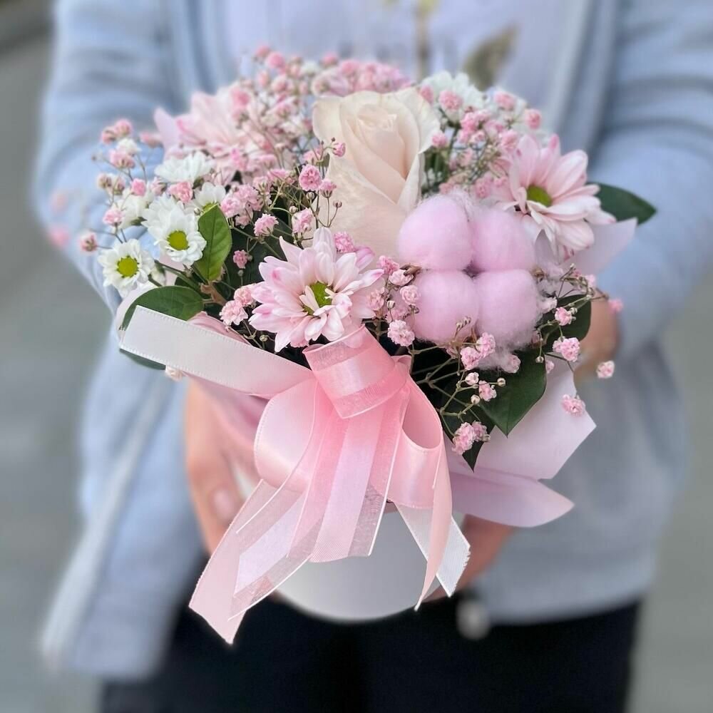 Цветы в стаканчике с ромашками, розой, хлопком - римская роза