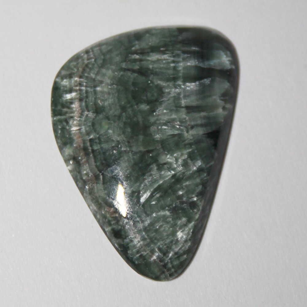 Коллекционный кабошон клинохлор серафинит, 25х17х3 мм, Коршуновское месторождение, "True Stones"