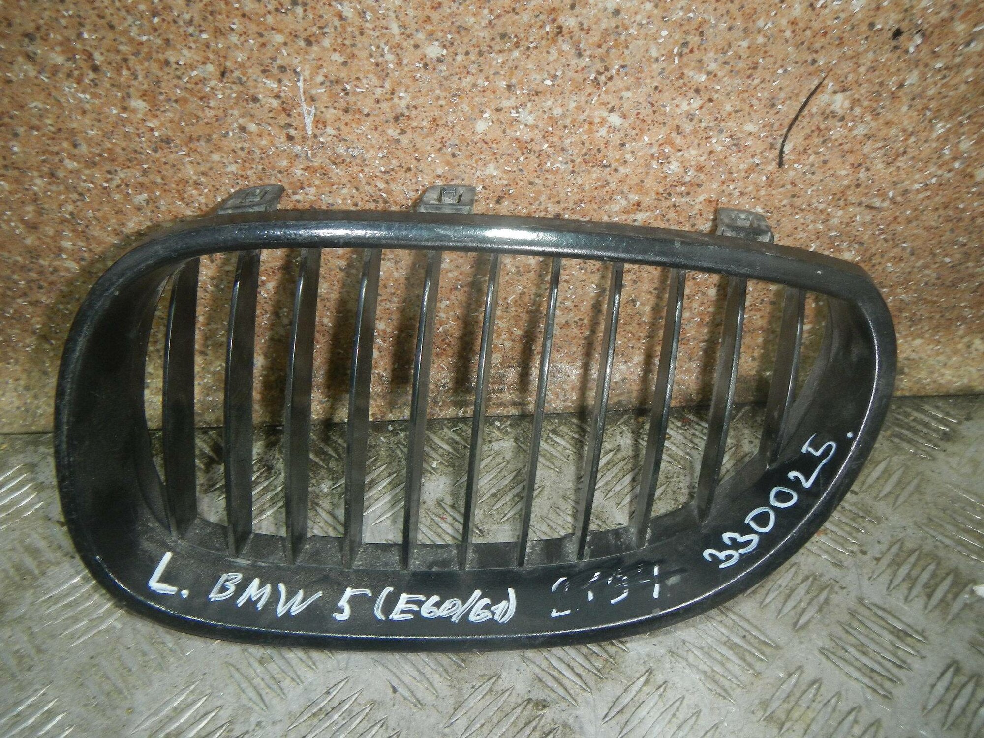Б/У Решетка радиатора, BMW (БМВ)-5 (E60, Е61) (03-09) BMW 5 (E60, E61) (03-09) Левая Сломано крепление. 330025 BMW арт. 5...