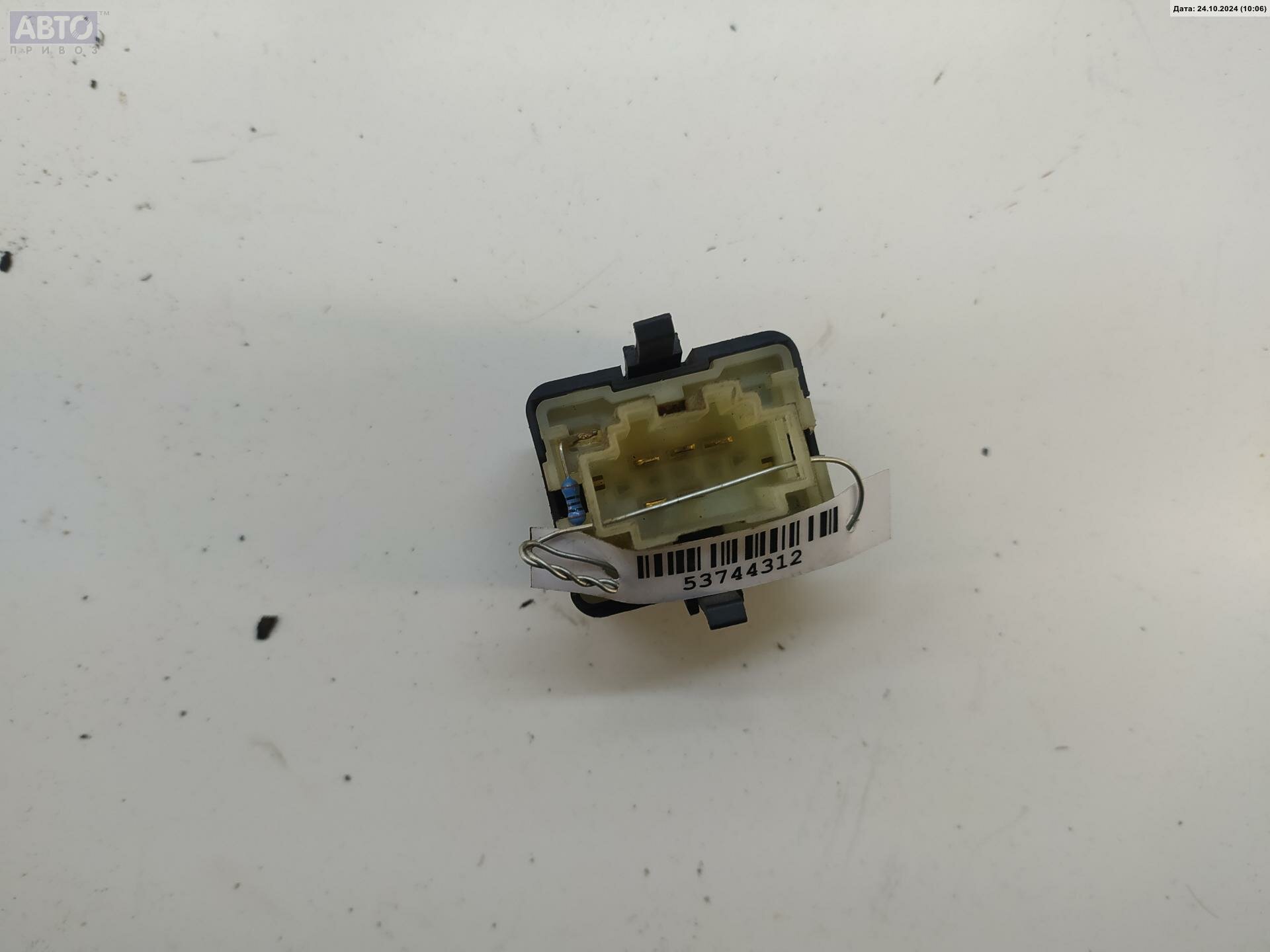 Кнопка стеклоподъемника заднего правого Volkswagen Golf-3