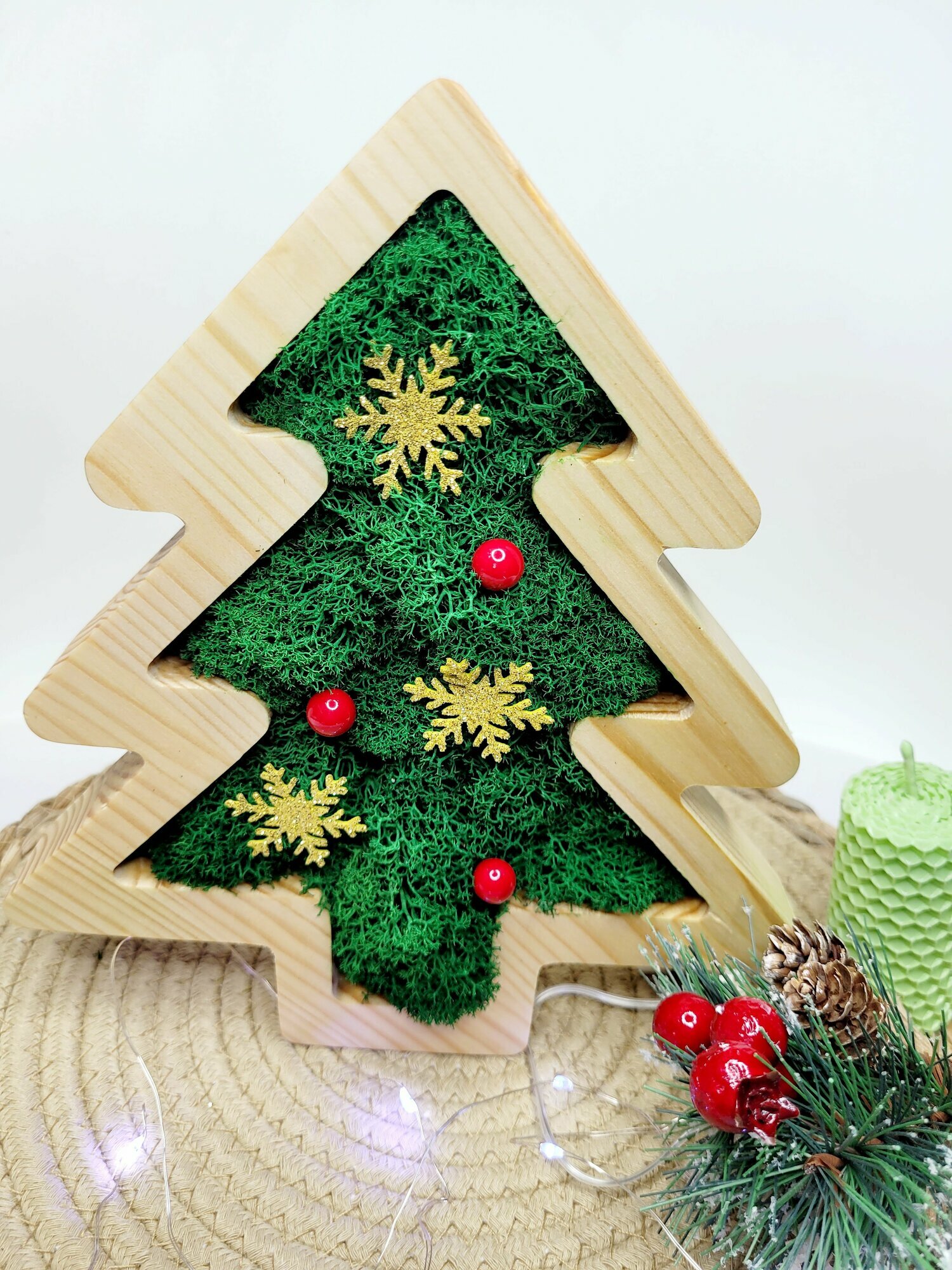 Елка деревянная со стабилизированным мхом и декором