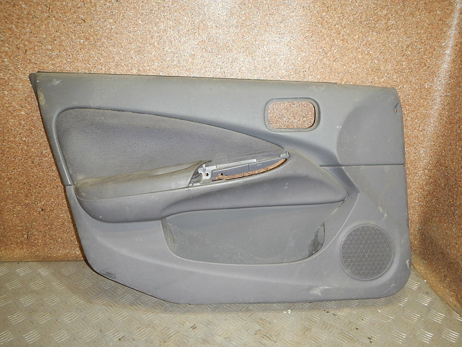 Б/У Обшивка двери передней левой, Nissan (Ниссан)-ALMERA N16 (00-06) NISSAN ALMERA N16 (00-06) Задиры, деформация. 59186...