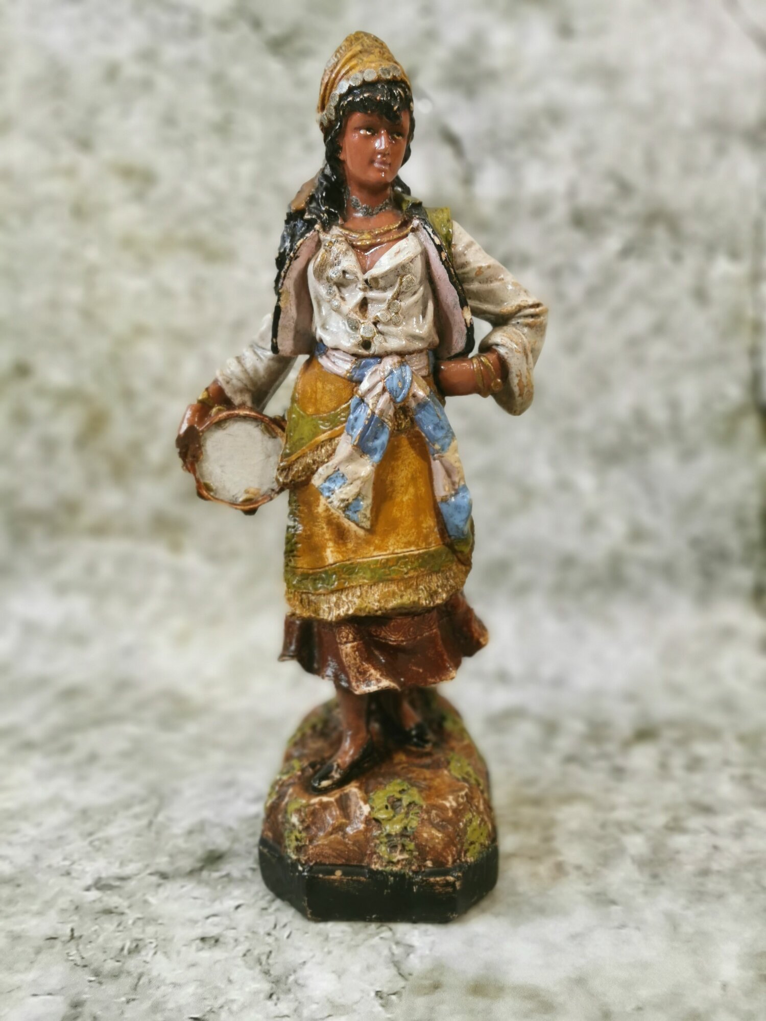 Антикварная статуэтка Цыганка с бубном