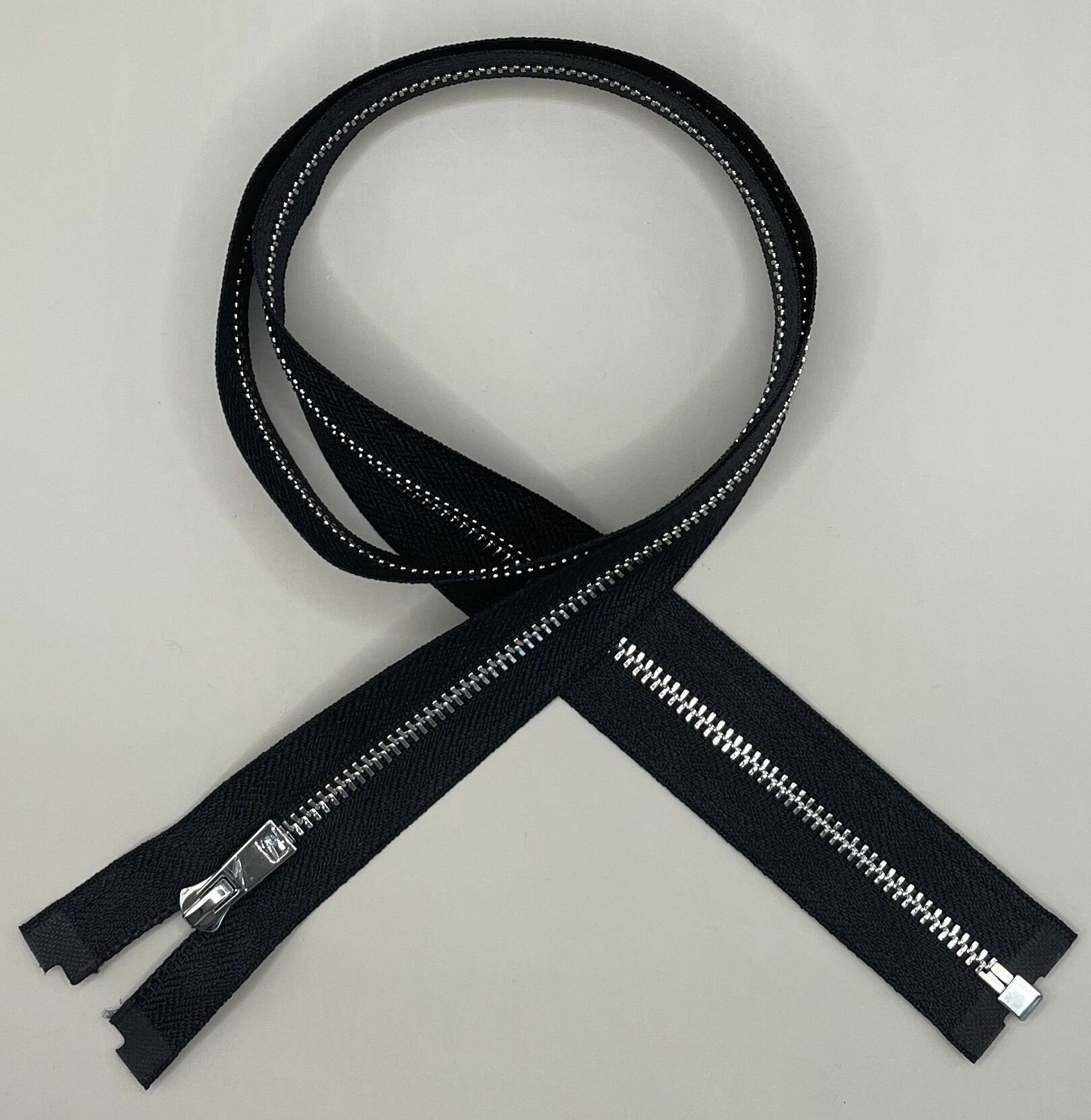 Молния металл,70см, тип 3, черный, зубья серебро,1 замок. Италия.1шт.