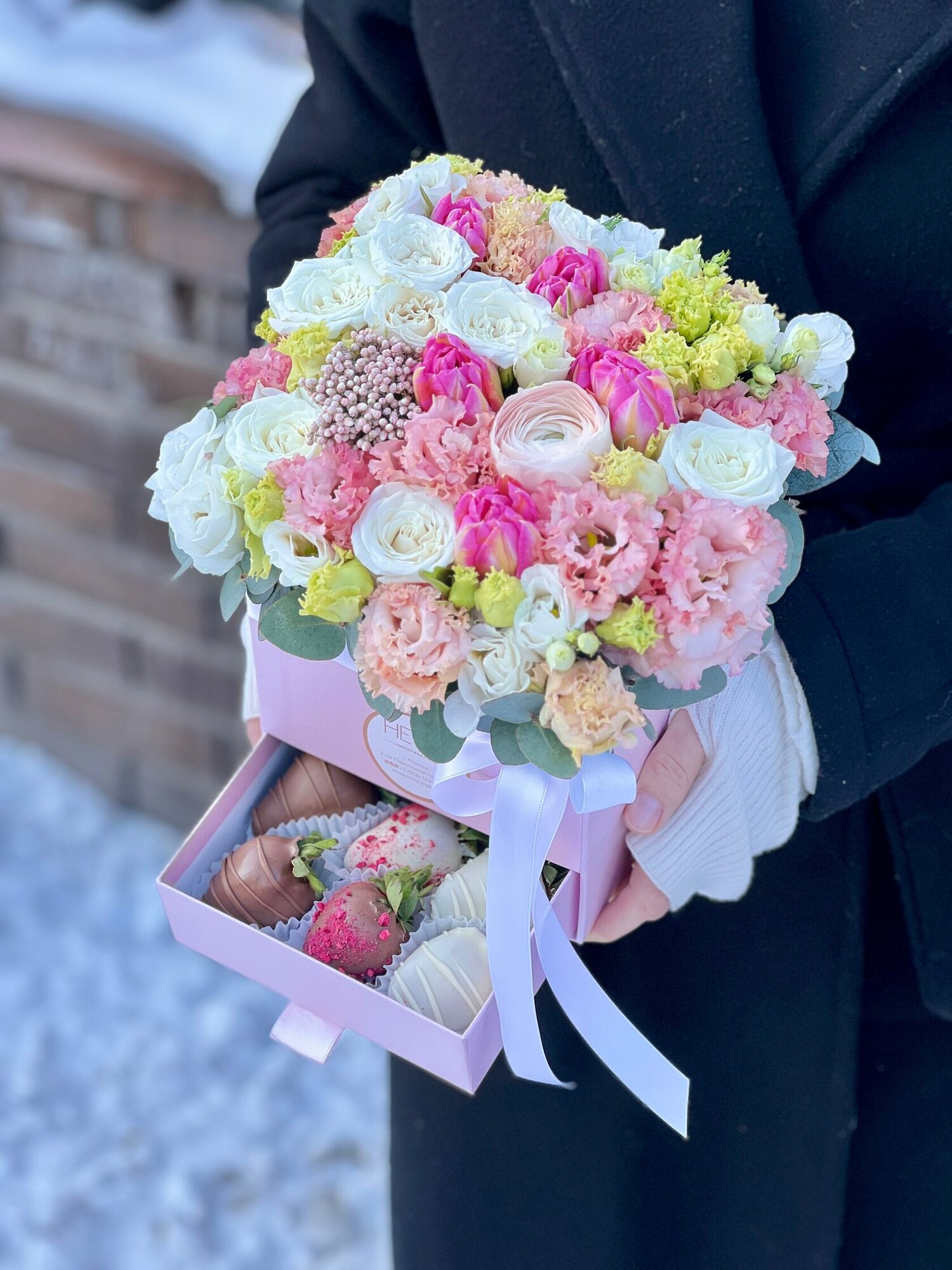 Шкатулка с цветами и клубникой в молочном и белом шоколаде, 11 цветов, высота 20 см, "Romance #7"