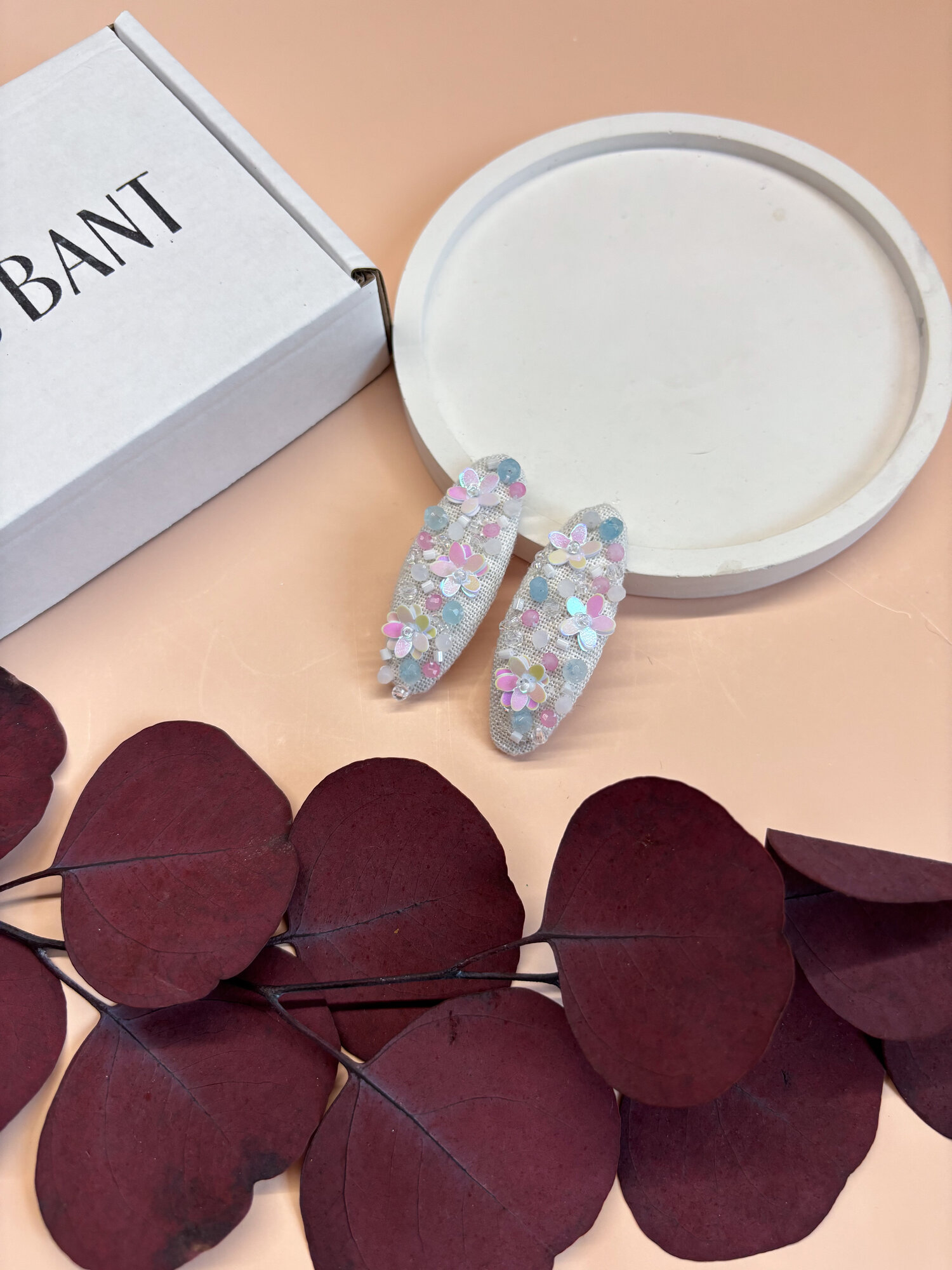 Заколка, клик-клак, металл/текстиль, с бусинами и стразами, ручная работа, белая 2 штуки