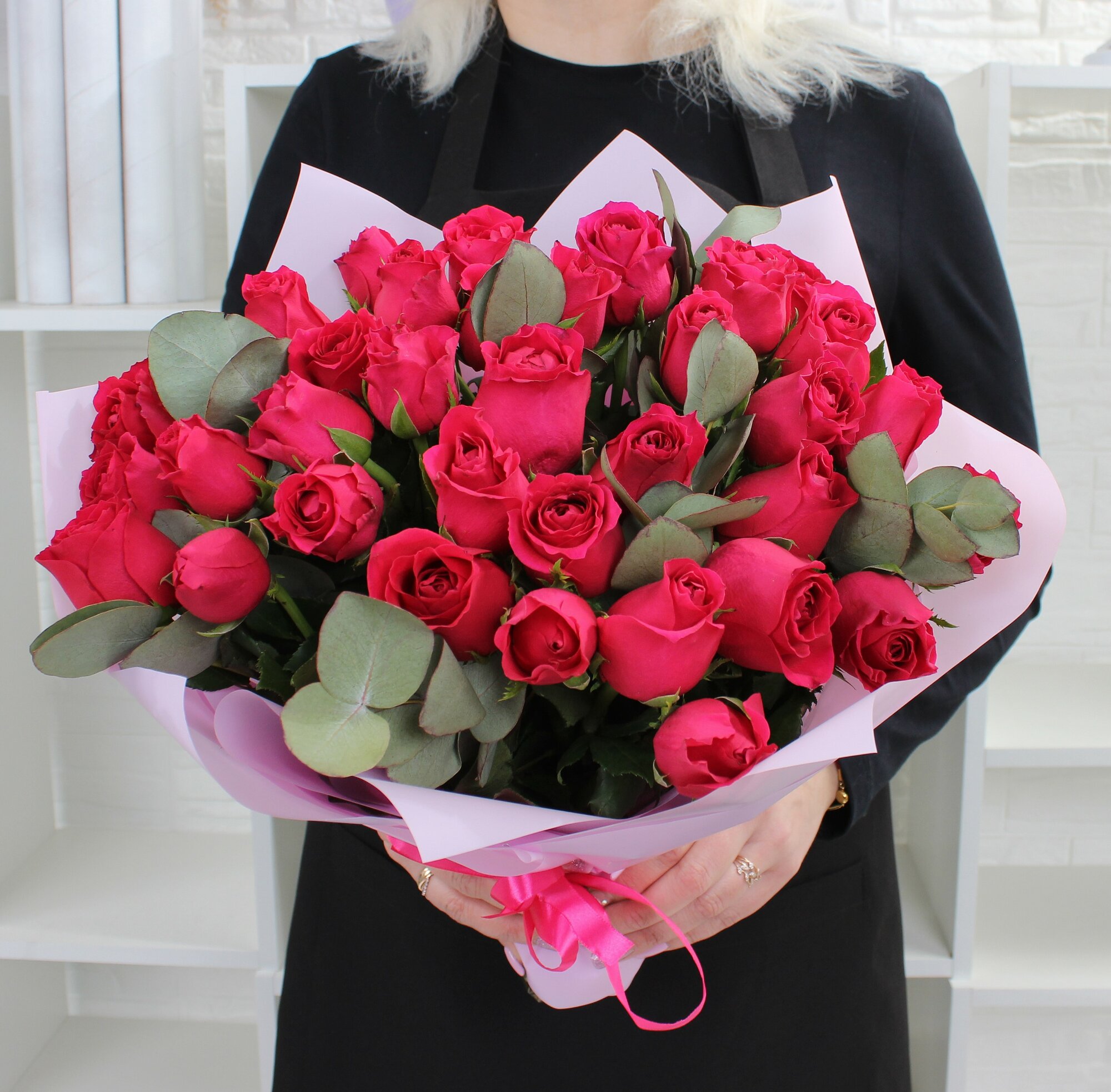 Монобукет THE FLOREAL красная роза 35 штук, высота 40 см, с эвкалиптом