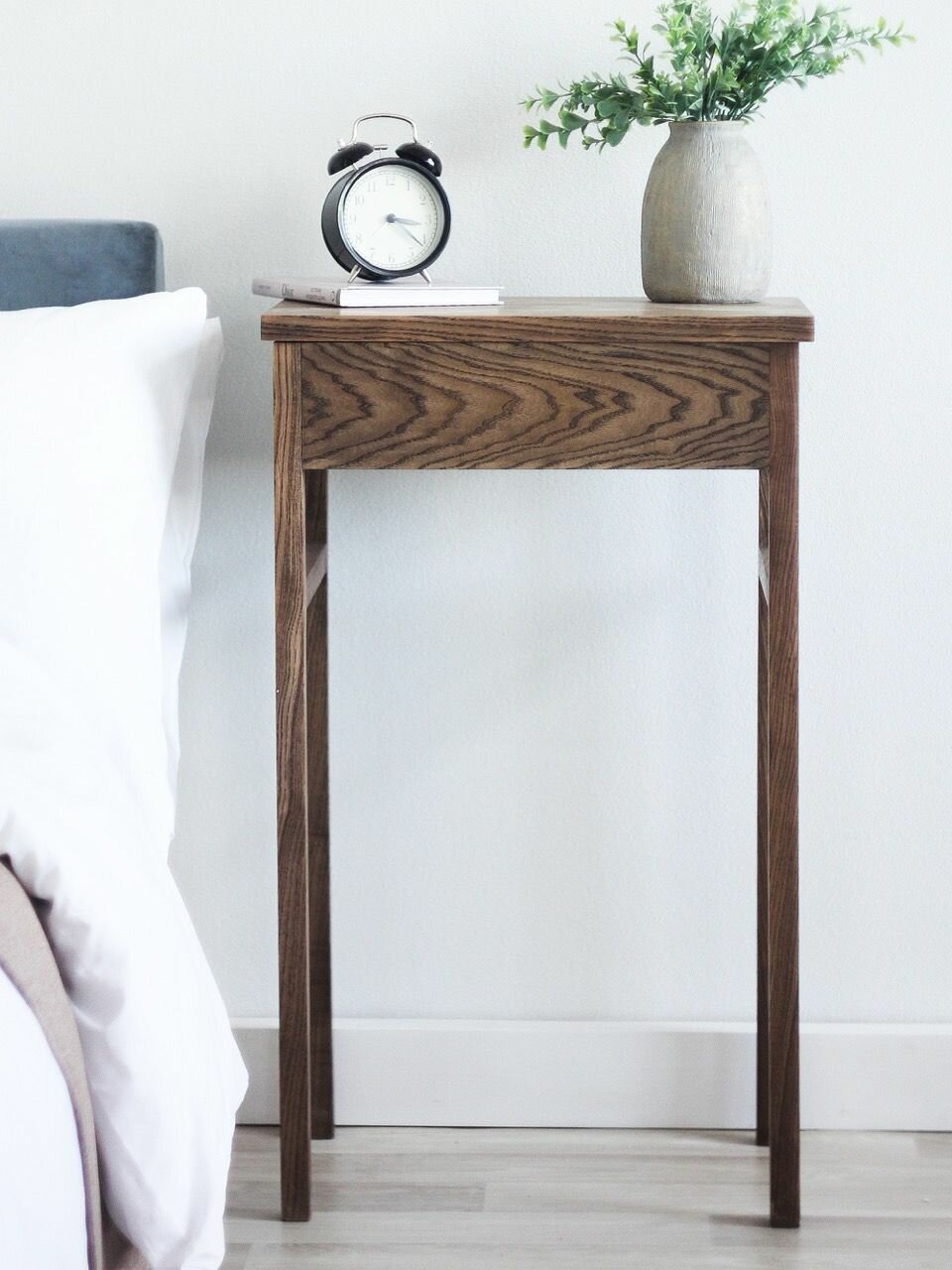 Консольный стол Polina. Для гостинной или прихожей. Натуральное дерево - массив ясеня. Высота 75 см. Цвет: орех