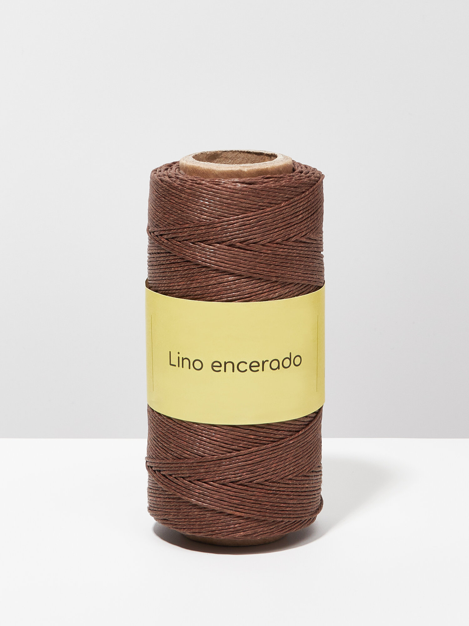 Нить льняная вощеная, толщиной 0,7 мм, 180 метров. Цвет коричневый. Для кожи, бижутерии и украшений.