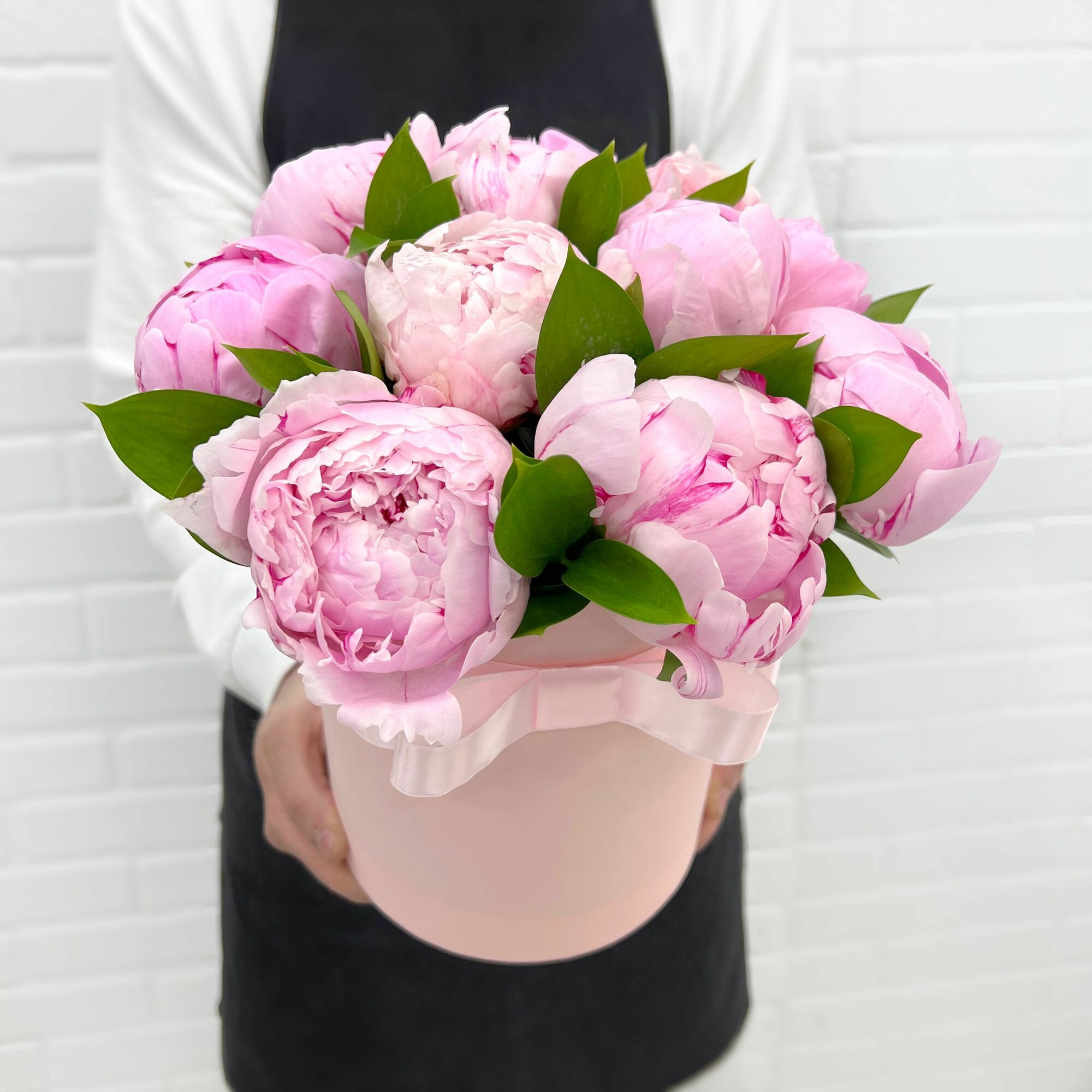 Пионы розовые в шляпной коробке 11 штук/Пионы Сара Бернар/Доставка пионов по Москве