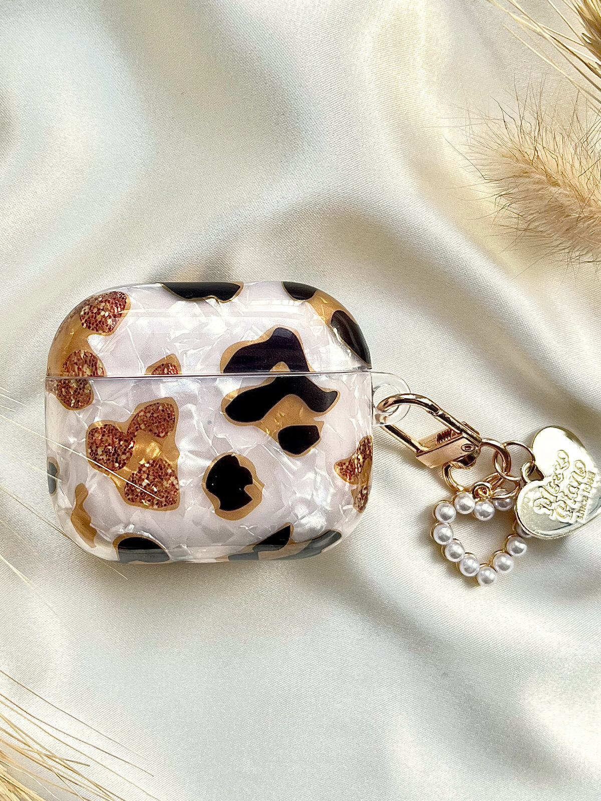 Чехол для наушников AirPods 4 (2024) силиконовый с брелоком Сердце, леопардовый