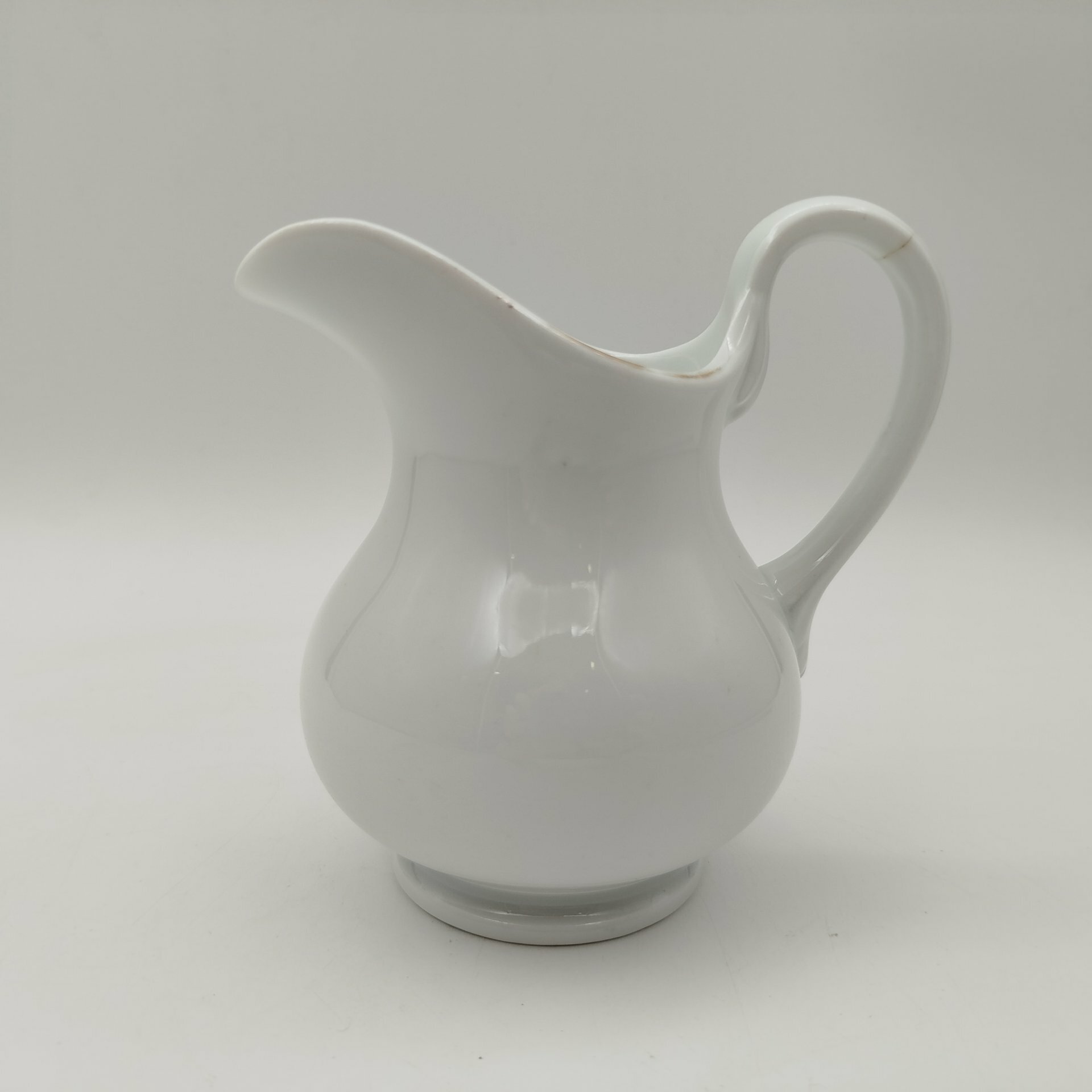 Молочник лаконичной формы, фарфор, Товарищество М. С. Кузнецова