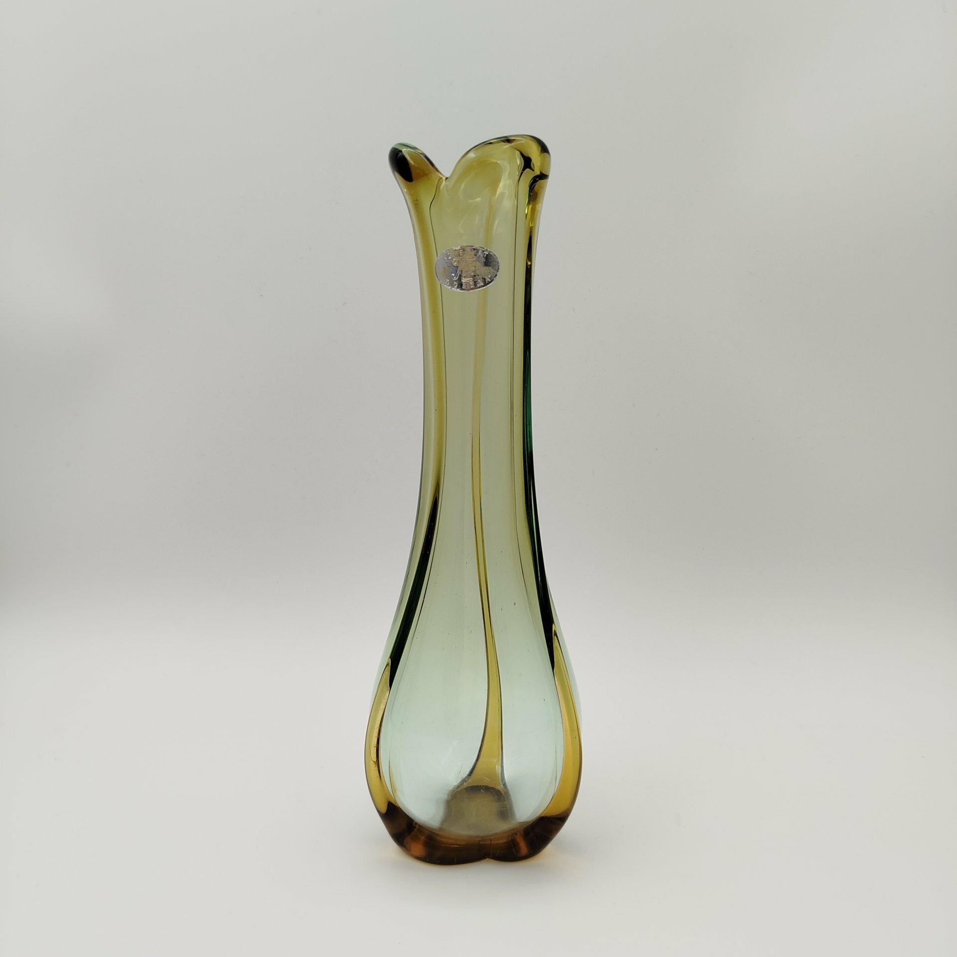 Ваза "Волна" зеленоватого оттенка, цветное стекло, гутная техника