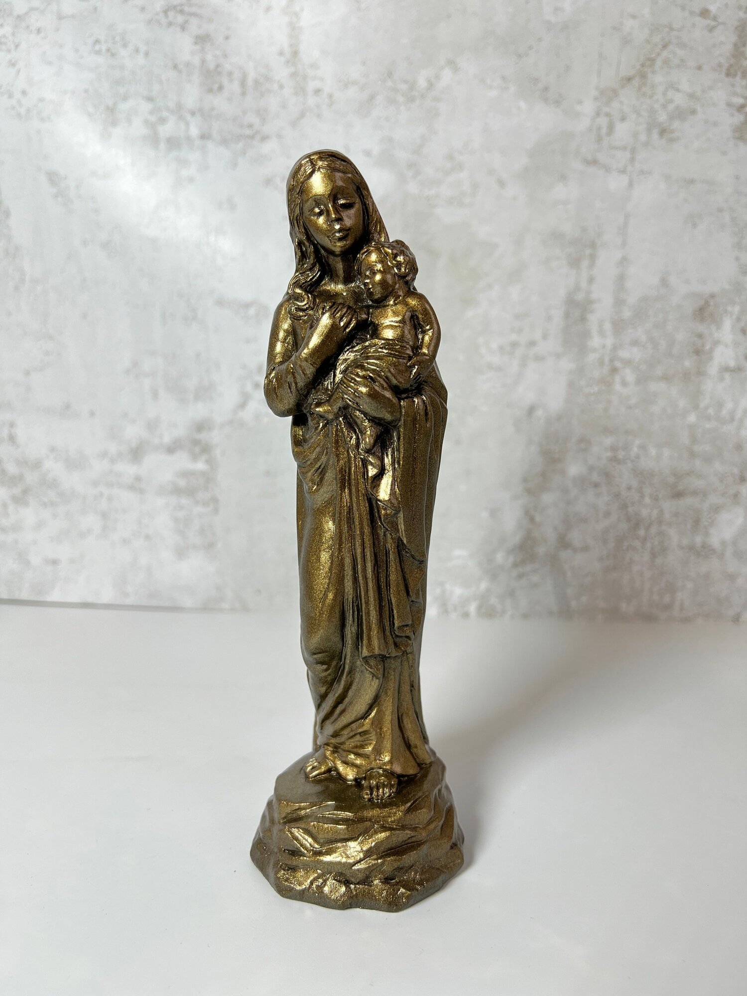 Статуэтка Дева Мария с младенцем 19 см, цвет бронзовый, гипс