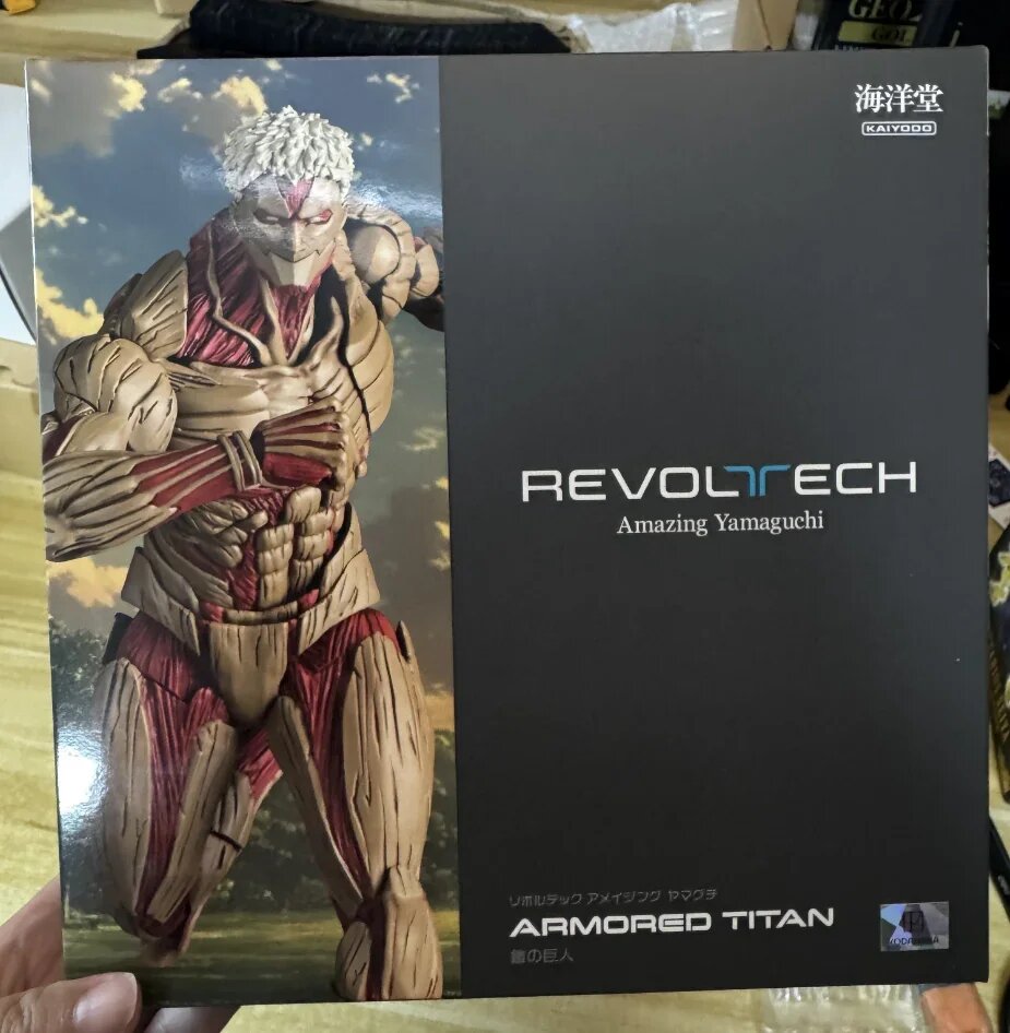 Фигурка Kaiyodo Attack on Titan Amazing Yamaguchi Revoltech NR069 The Armored Titan Reiner Braun