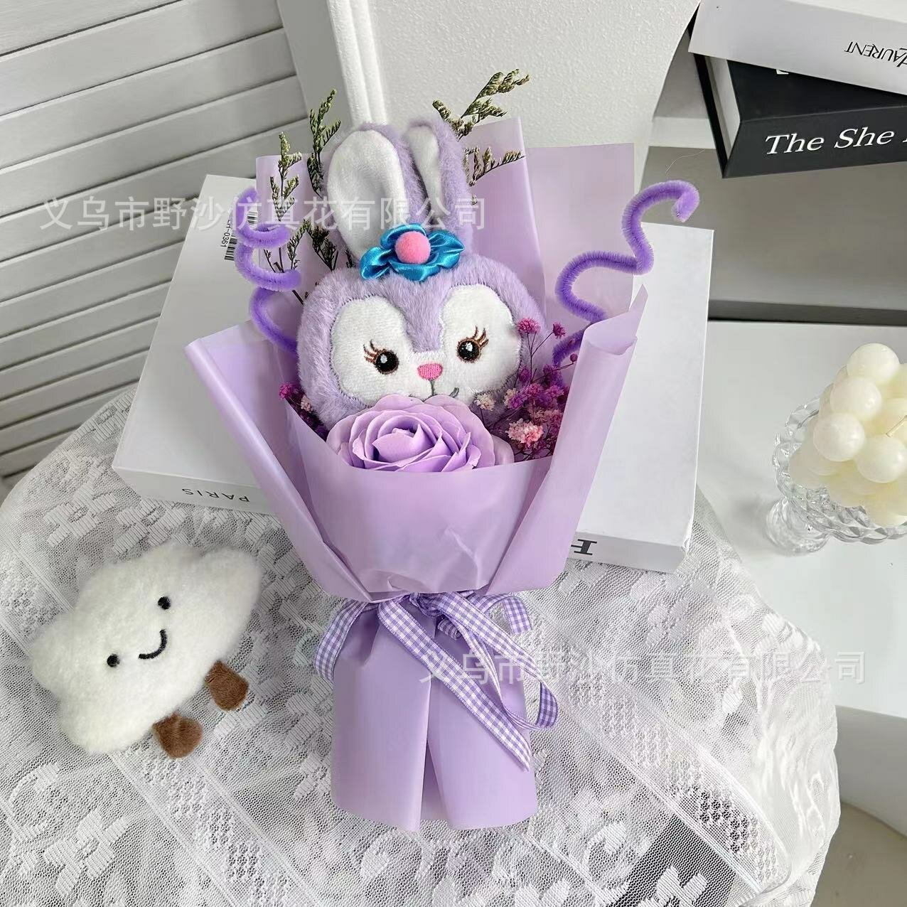 На прилавках можно приобрести букеты из плюшевых игрушек, гипсофилу, небольшие букетики из мыльных цветов, подарки ко Дню святого Валентина в период выпускных и многое другое.